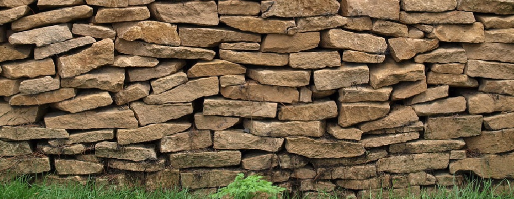 Comment monter un muret en pierre sèche ? - Terre Vivante Comment monter un muret en pierre sèche ? - Terre Vivante