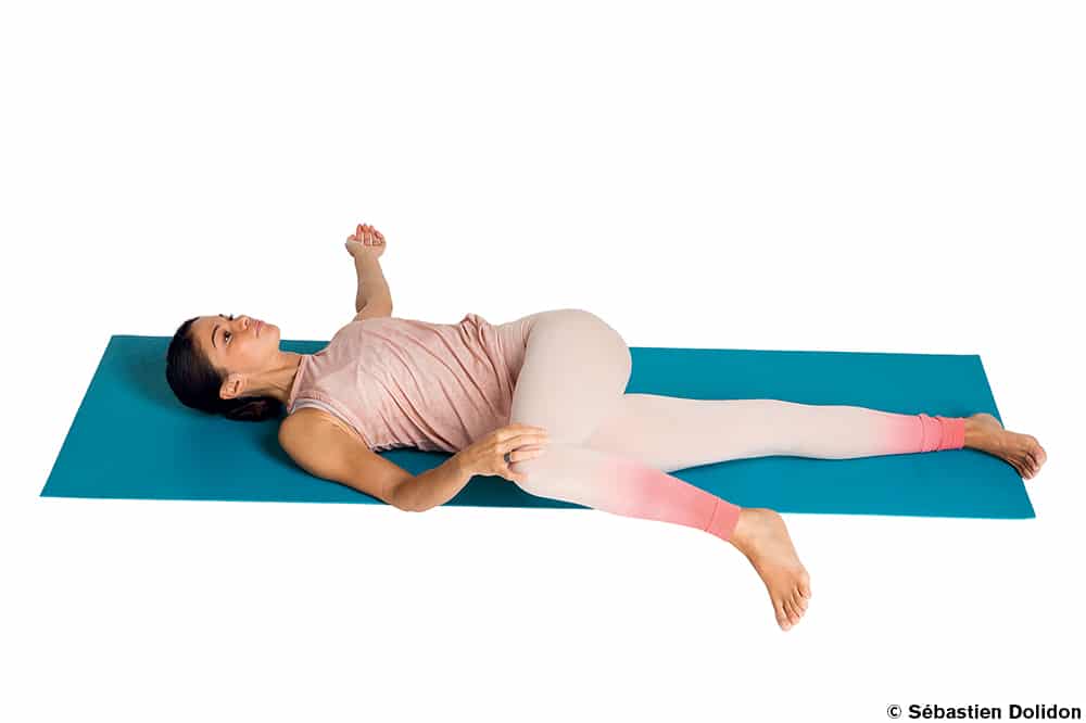 Séquence yoga - La torsion au sol, Supta matsyendrasana - Terre Vivante